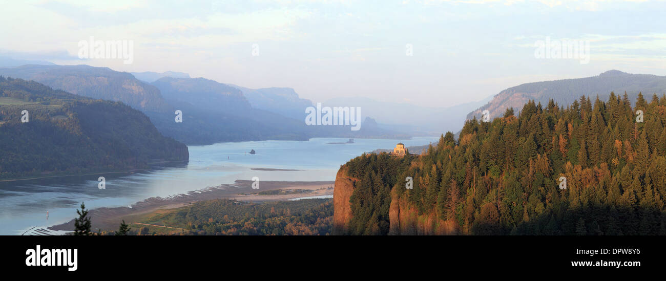 Vista House at sunset in Columbia River Gorge Stock Photo - Alamy