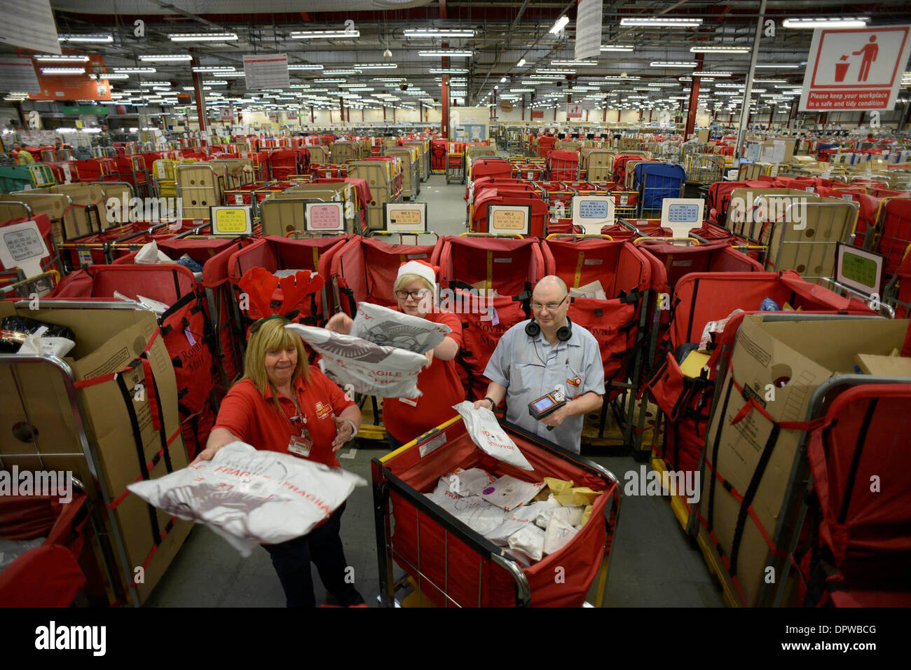 Parcel handling hi-res stock photography and images - Alamy