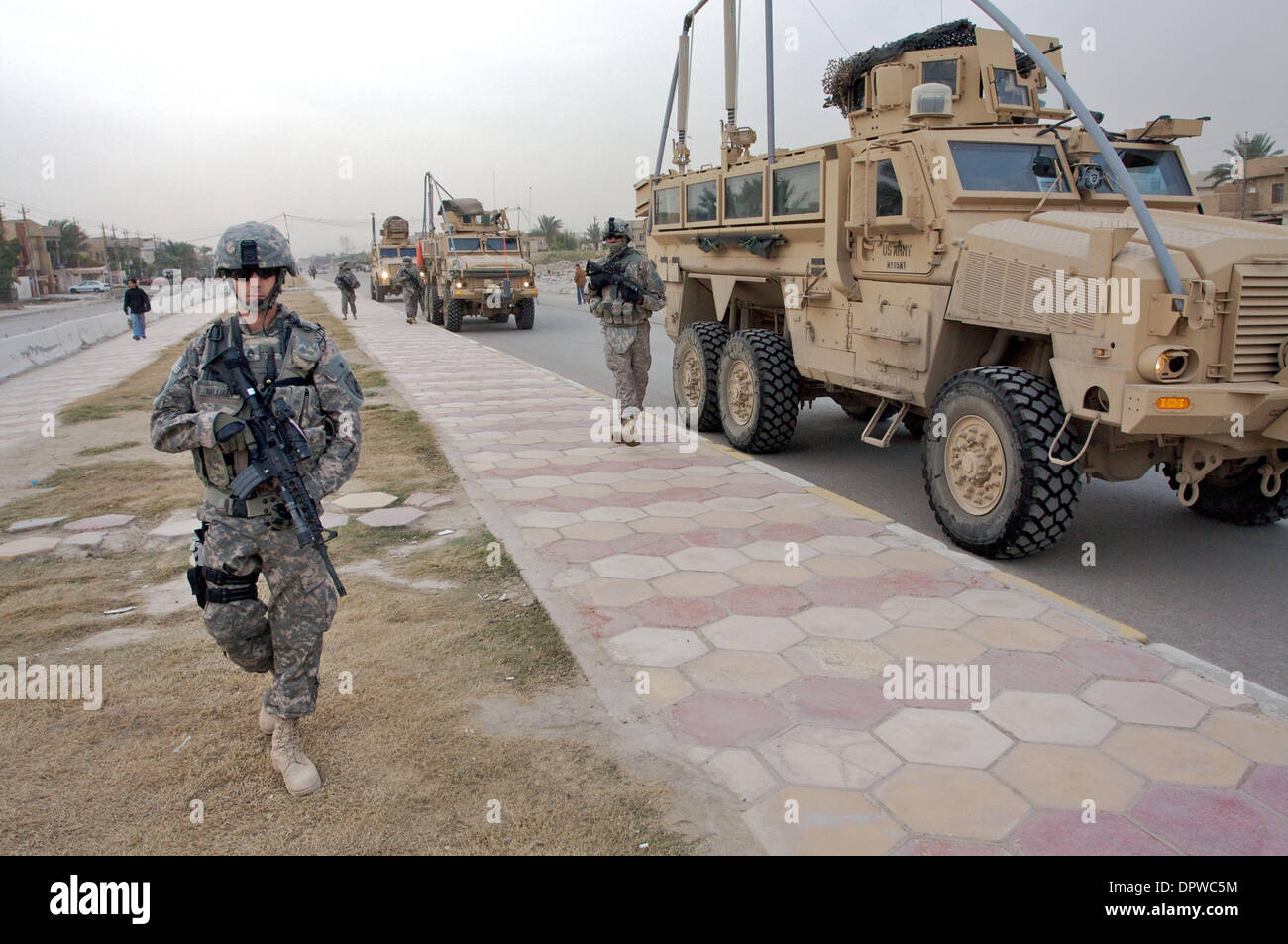 Dec 22, 2008 - Baghdad, Iraq - U.S. soldiers maintain watch in the ...