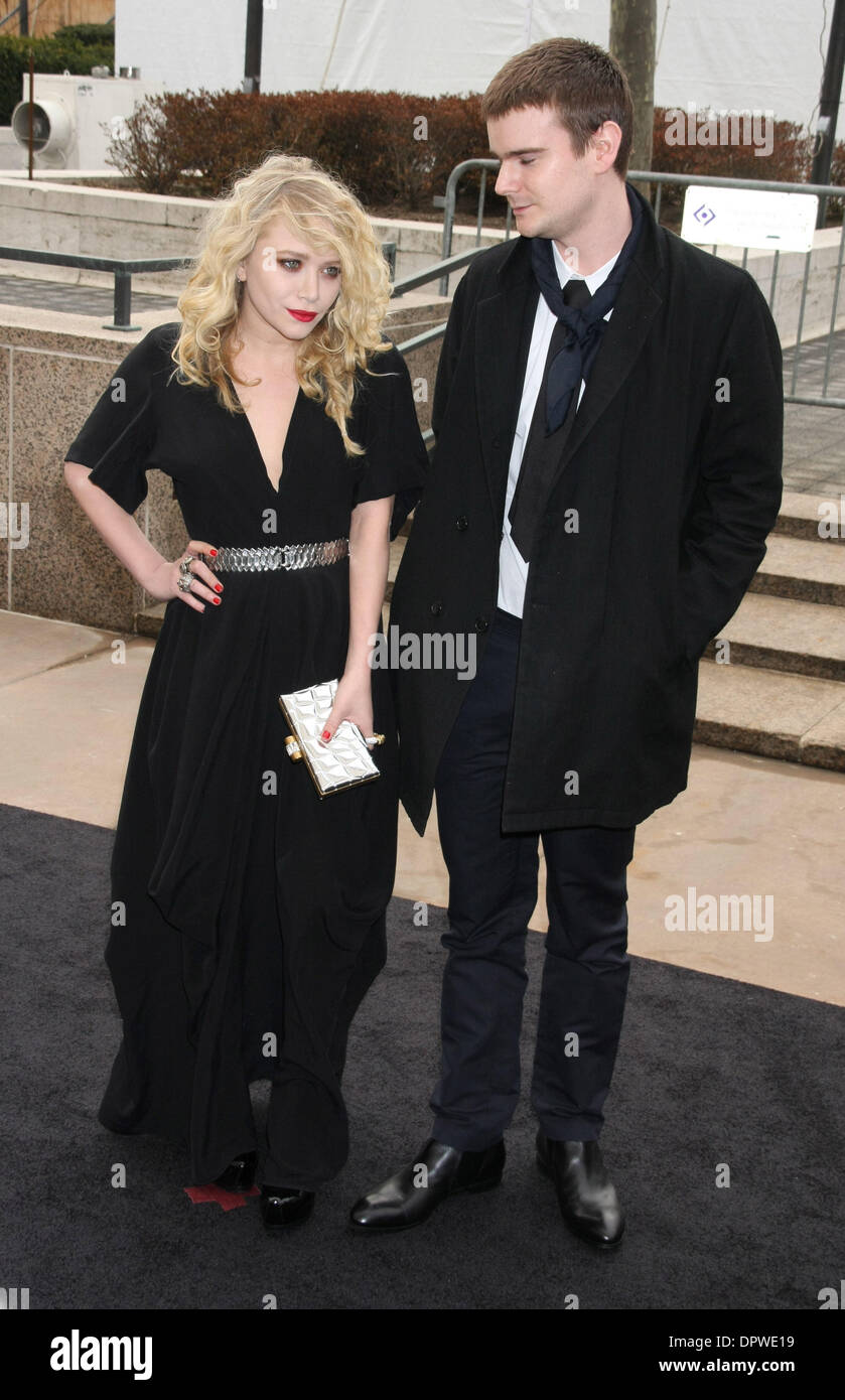 Mar 15, 2009 - New York, NY, USA - MARY KATE OLSEN with boyfriend NATE ...
