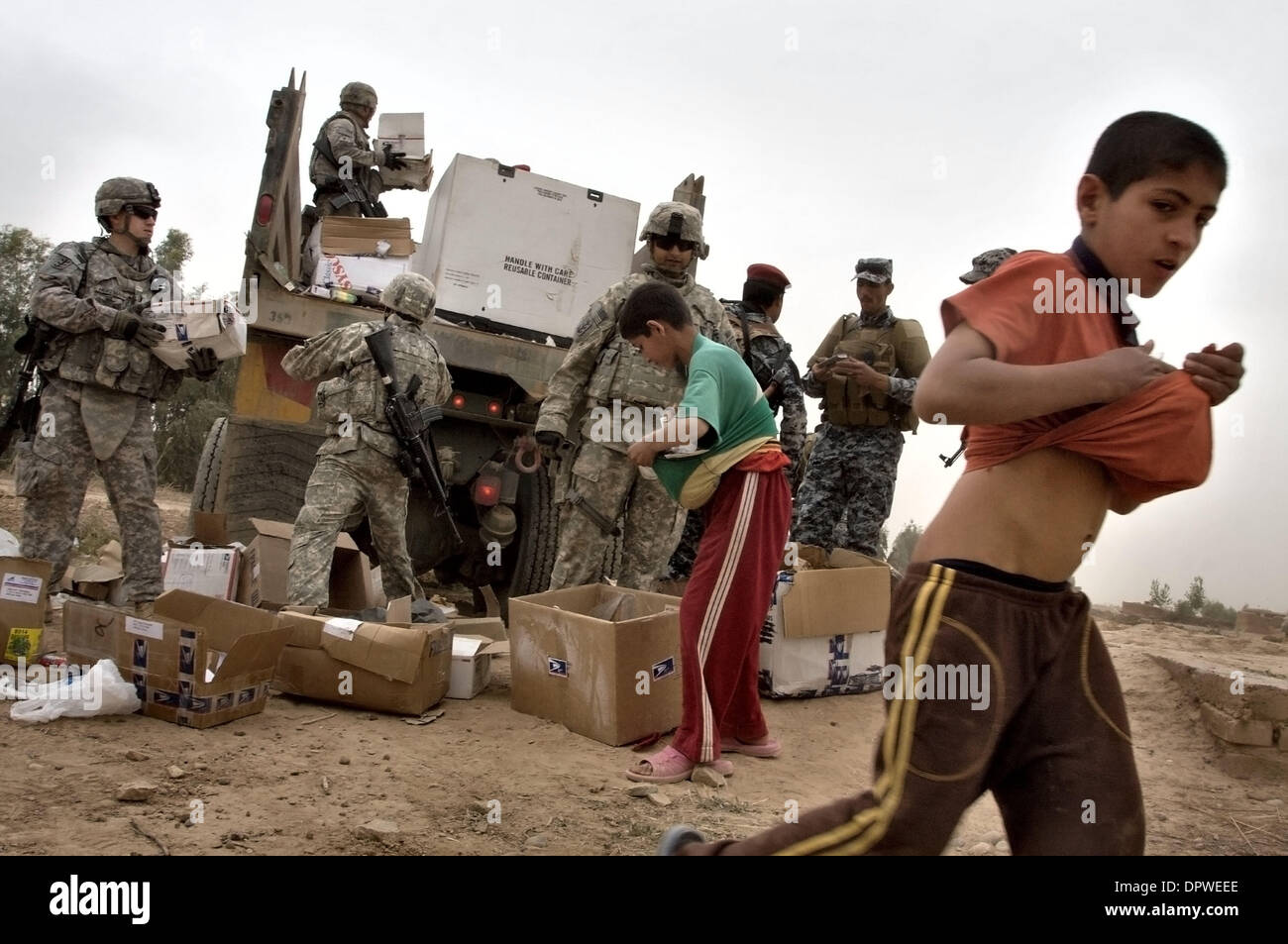 Mar 30, 2009 - Balad, Iraq - U.S. and Iraqi Army soldiers gave out ...