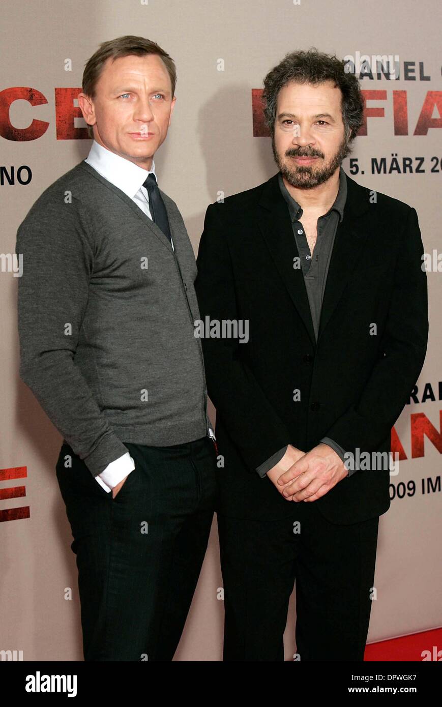 K60667RHARV.DANIEL CRAIG AND EDWARD (ED) ZWICK.Defiance - photocall ...