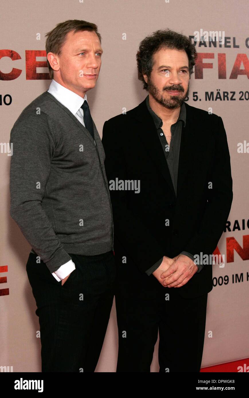 K60667RHARV.DANIEL CRAIG AND EDWARD (ED) ZWICK.Defiance - photocall ...