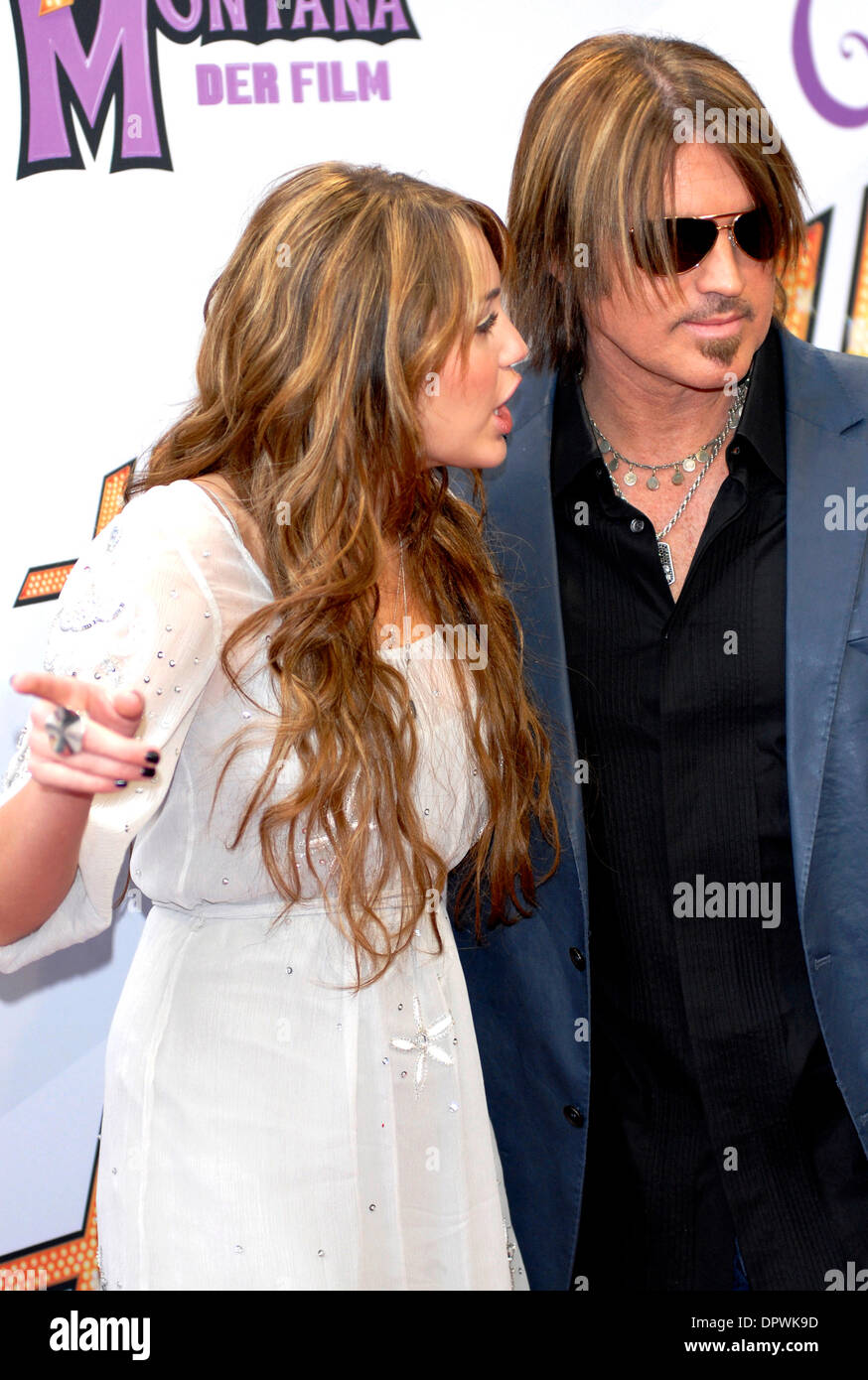 MILEY CYRUS and father BILLY RAY CYRUS.Hannah Montana: The Movie ...