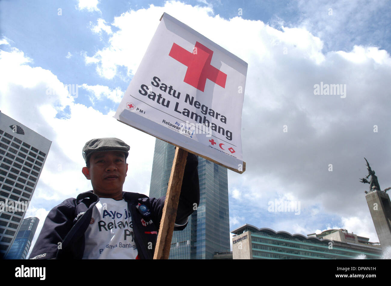 Dec 26, 2008 - Jakarta, Indonesia - Indonesian red cross members carry ...