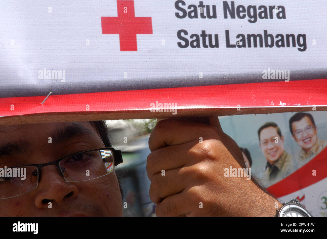 Dec 26, 2008 - Jakarta, Indonesia - Indonesian red cross members carry ...