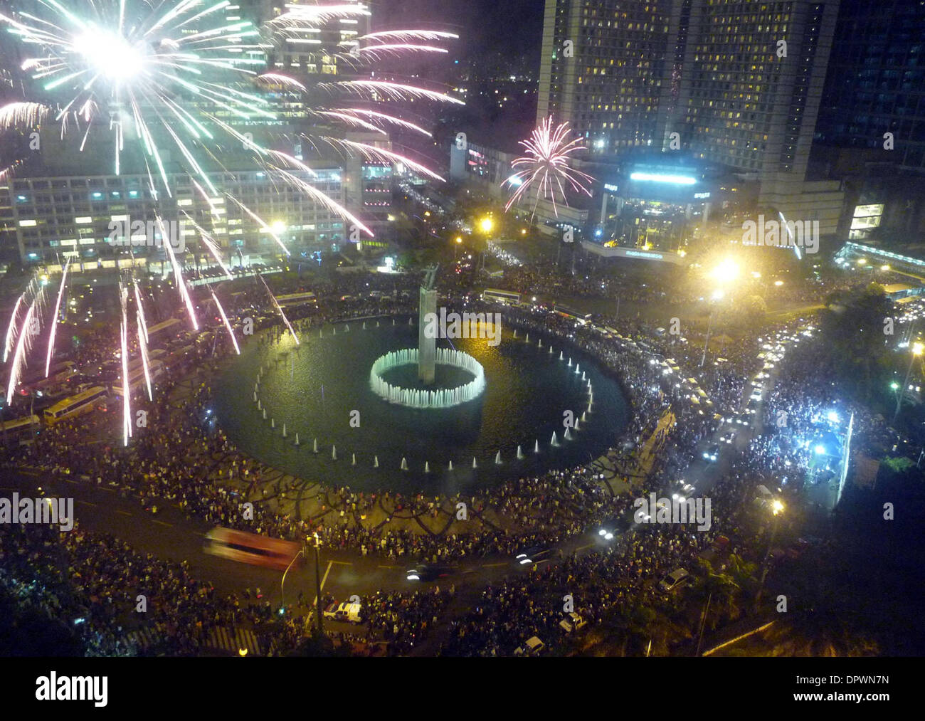 Jan 01, 2009 - Jakarta, Indonesia - Fireworks explode above Jakarta's ...
