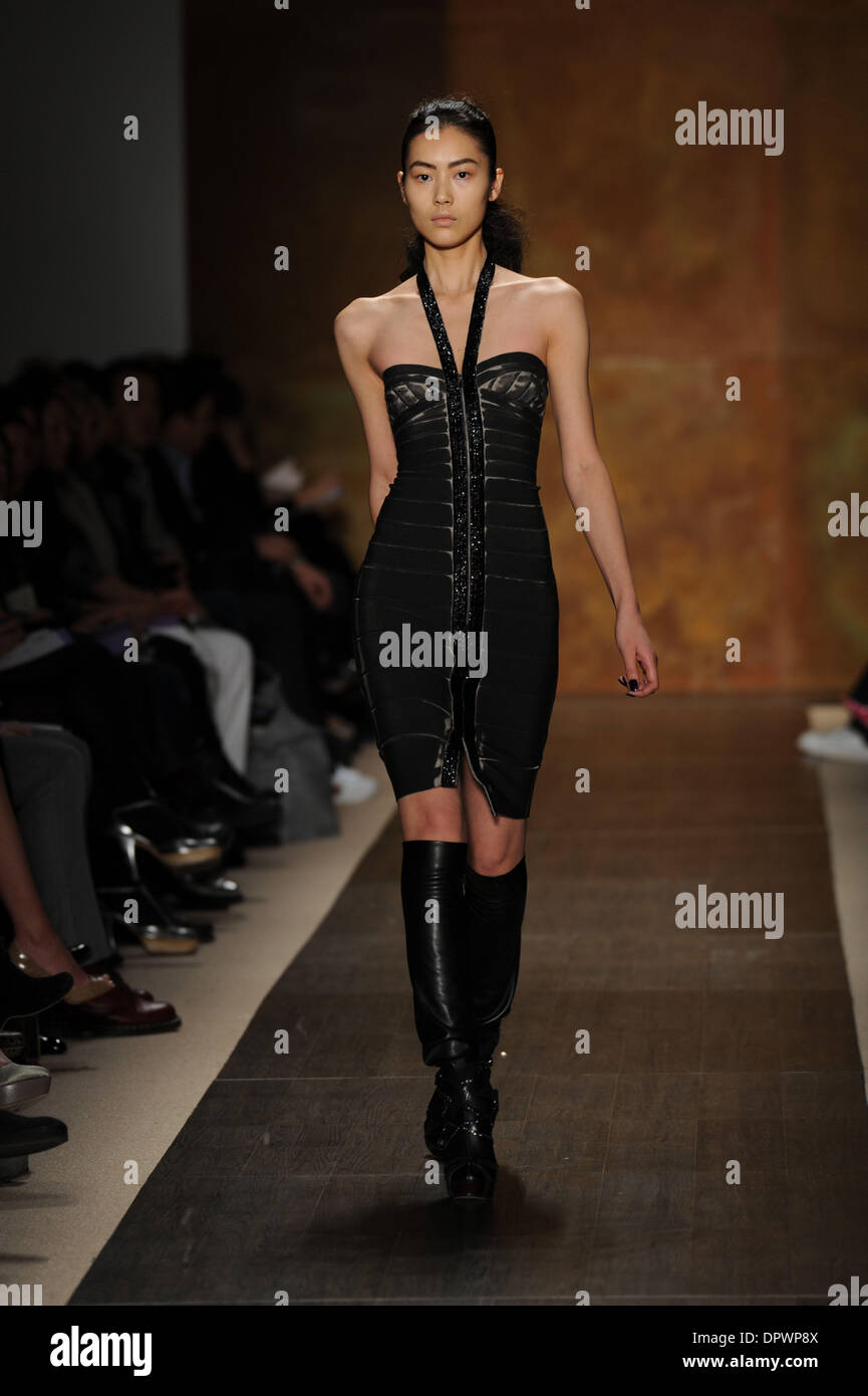 Feb 15, 2009 - New York, New York, USA - Models on the catwalk in the ...