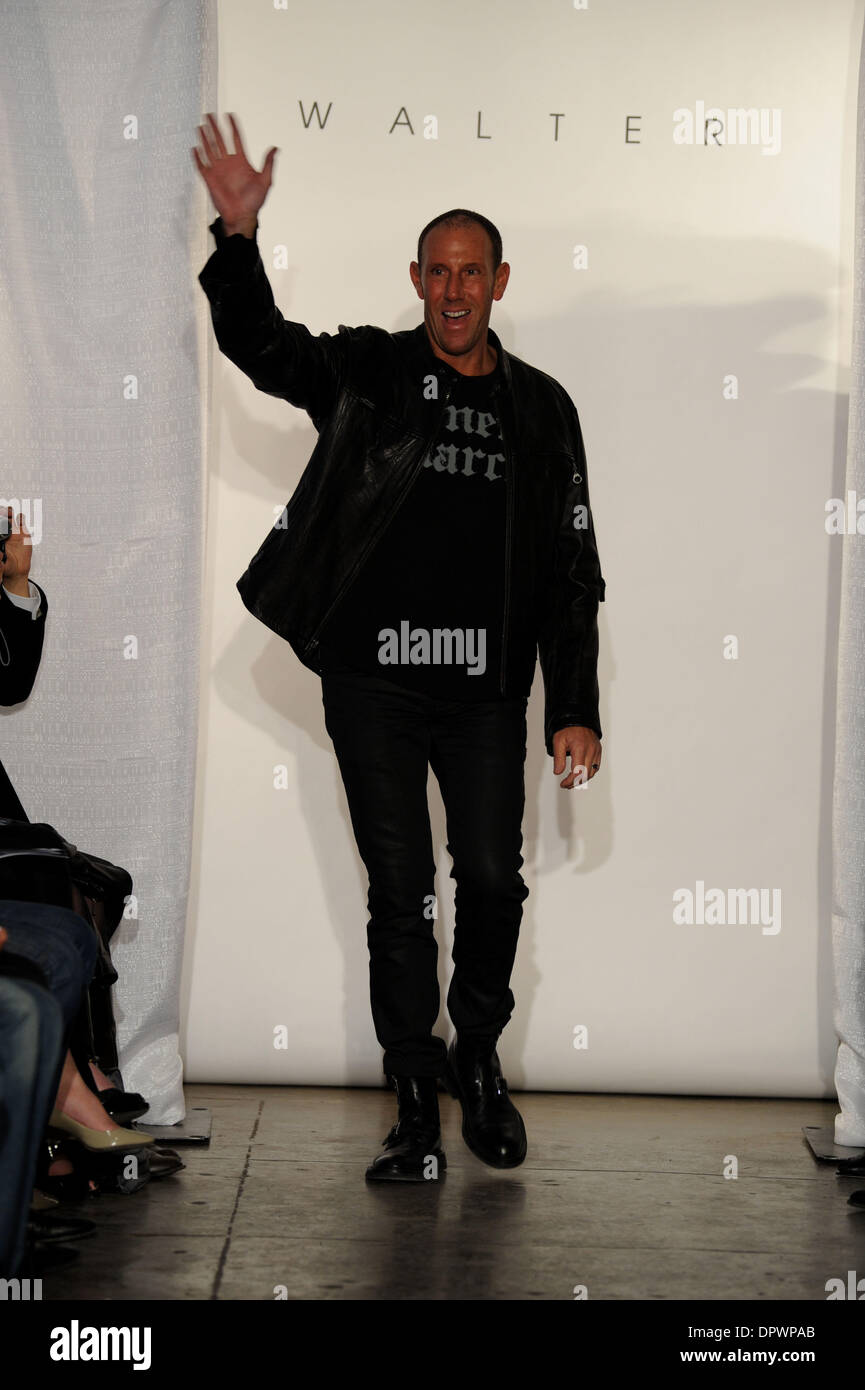 Celebrities on catwalk hi-res stock photography and images - Alamy