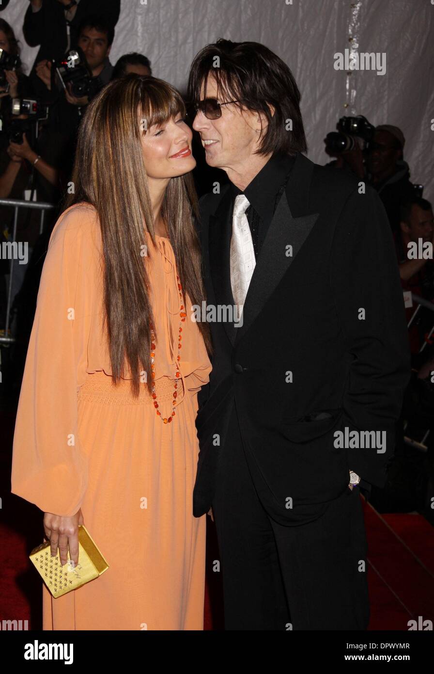 May 04, 2009 - New York, New York, USA - Model PAULINA PORIZKOVA and ...