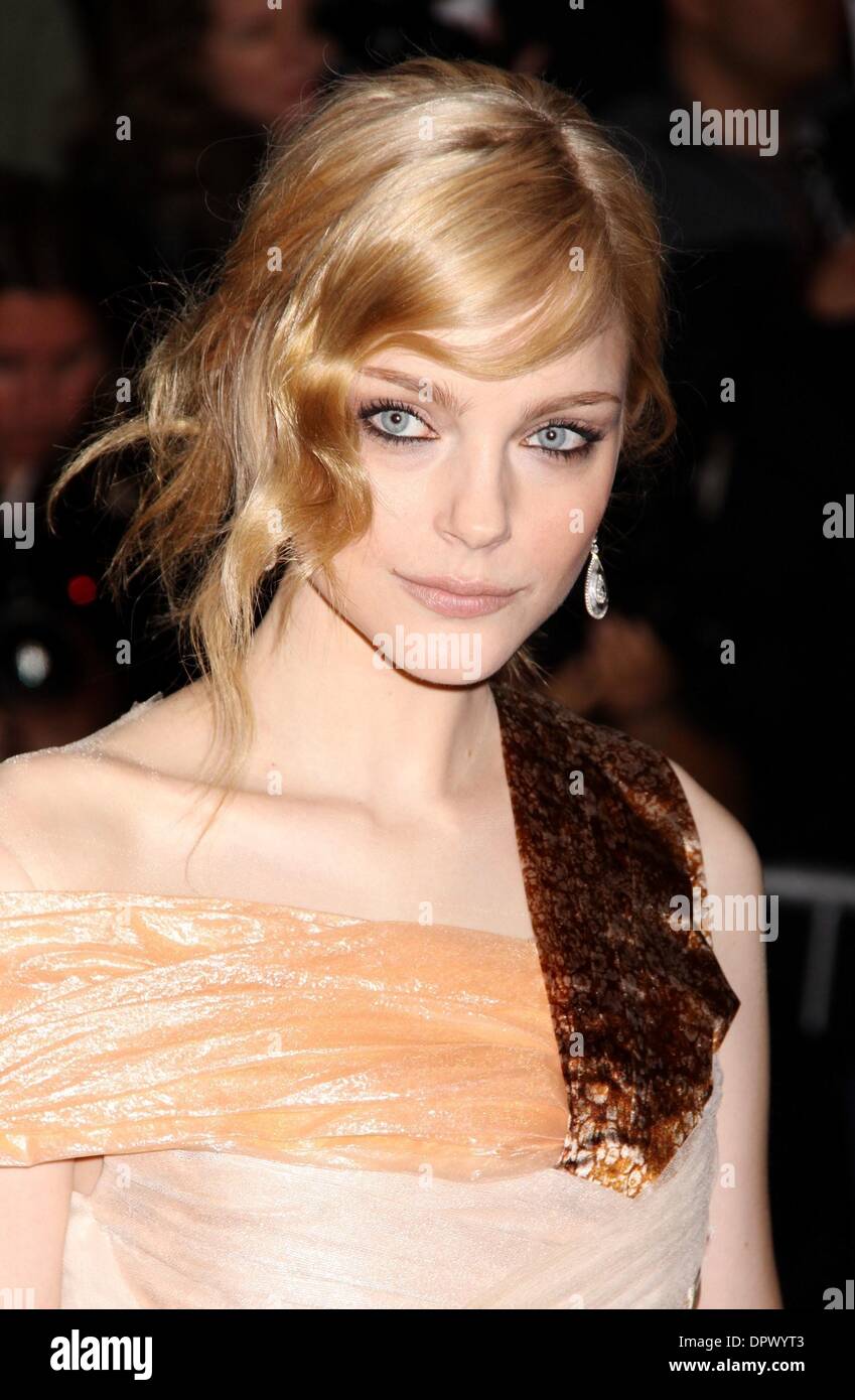 Fashion model jessica stam hi-res stock photography and images - Alamy