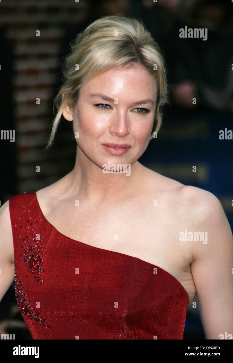 Jan 29, 2009 - New York, New York, USA - Actress RENEE ZELLWEGER poses ...