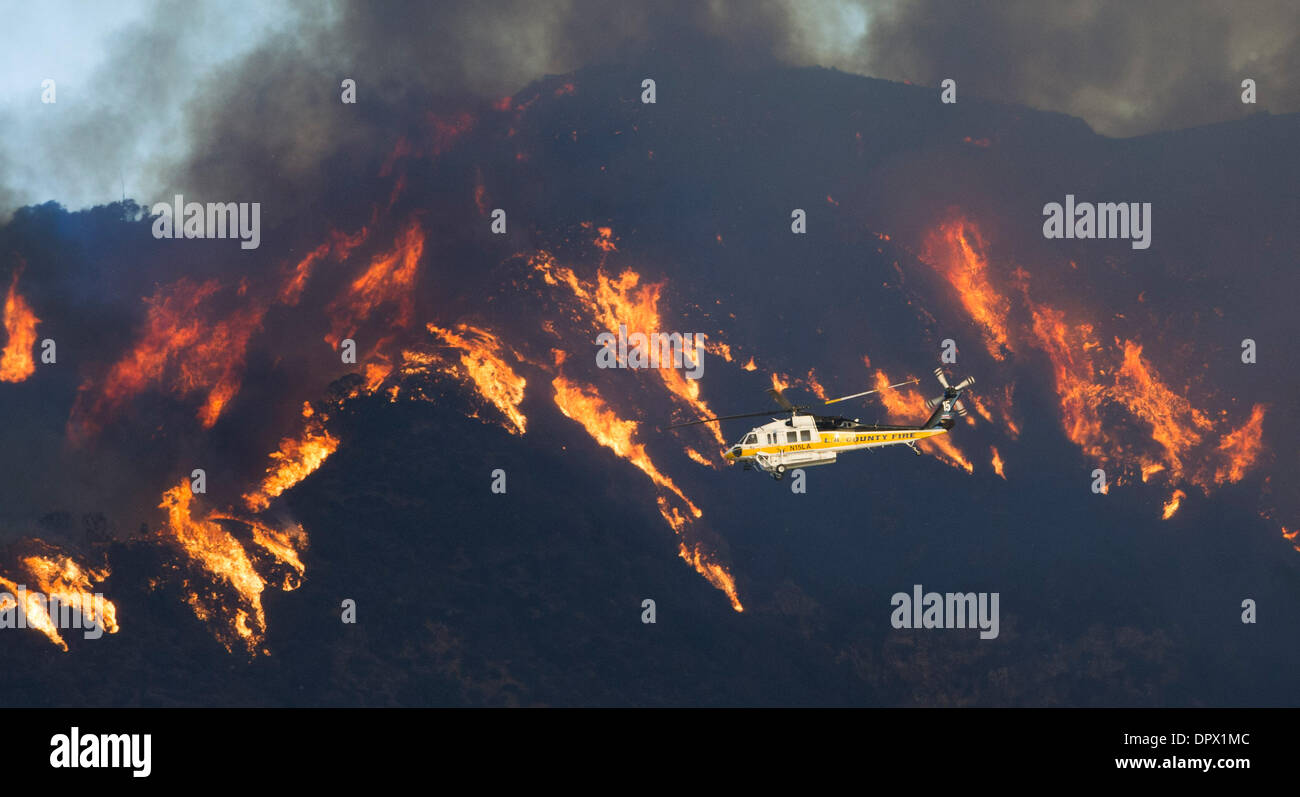 Los Angeles, Glendora. 16th Jan, 2014. A helicopter flies above the ...