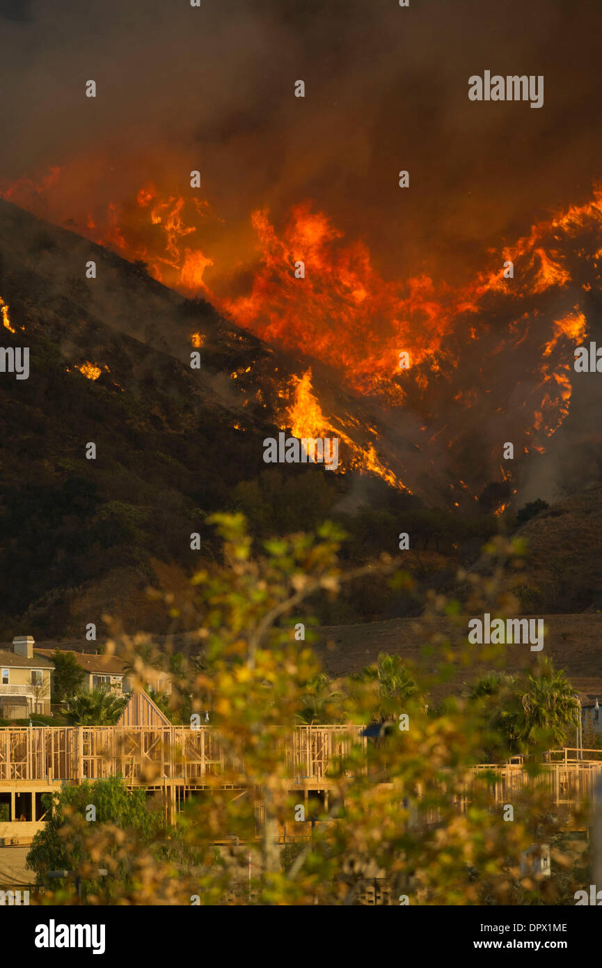 Los Angeles, Glendora. 16th Jan, 2014. Fire rages at the Angeles ...