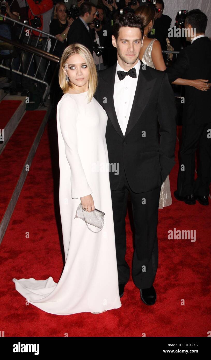 Justin bartha and ashley olsen hi-res stock photography and images - Alamy