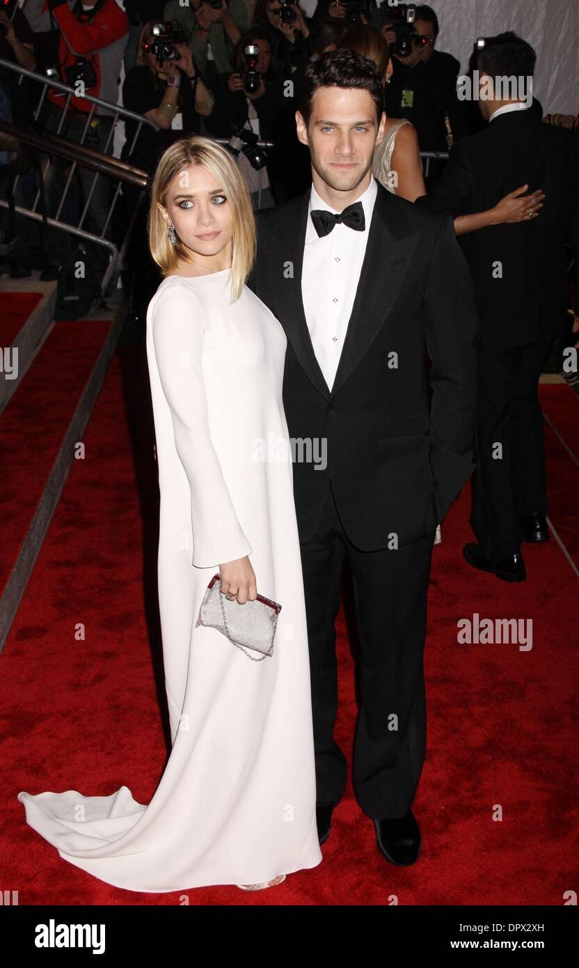 Justin bartha and ashley olsen hi-res stock photography and images - Alamy