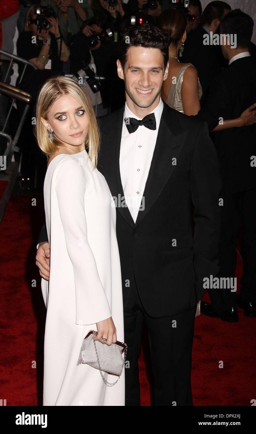 May 04, 2009 - New York, New York, USA - Actors ASHLEY OLSEN and JUSTIN ...