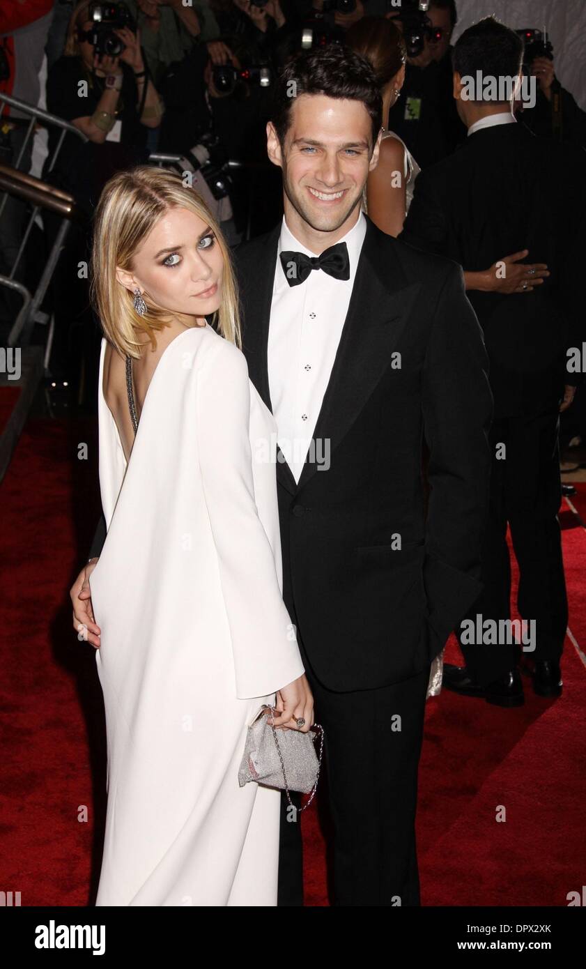 May 04, 2009 - New York, New York, USA - Actors ASHLEY OLSEN and JUSTIN ...