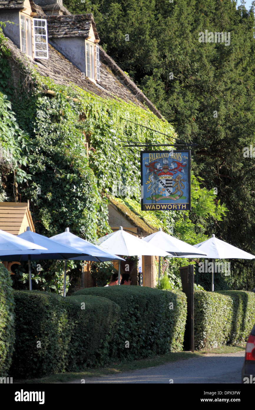 Great tew pub hi-res stock photography and images - Alamy