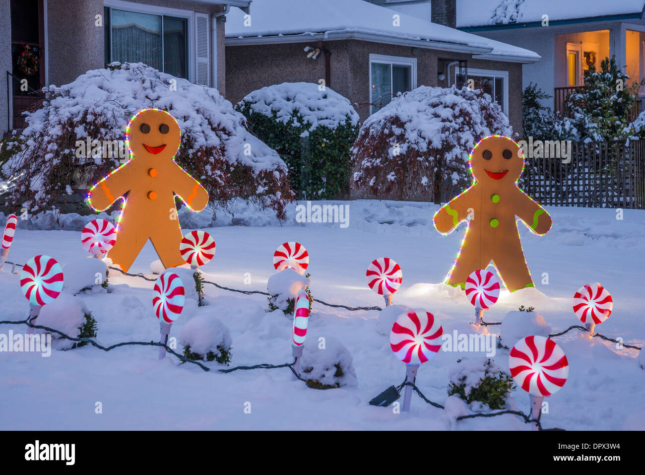 Gingerbread men, snow Stock Photo - Alamy