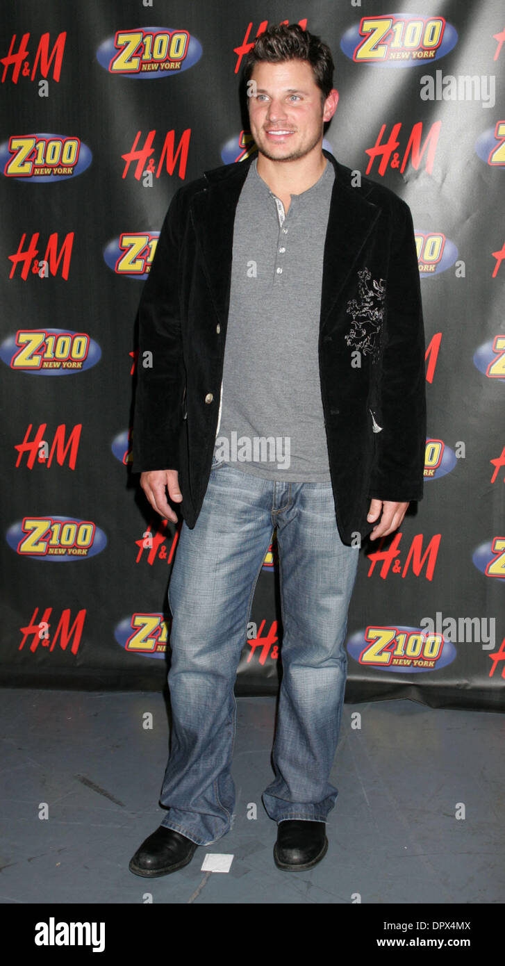 Dec 12, 2008 - New York, NY, USA - Singer NICK LACHEY pose for photos ...