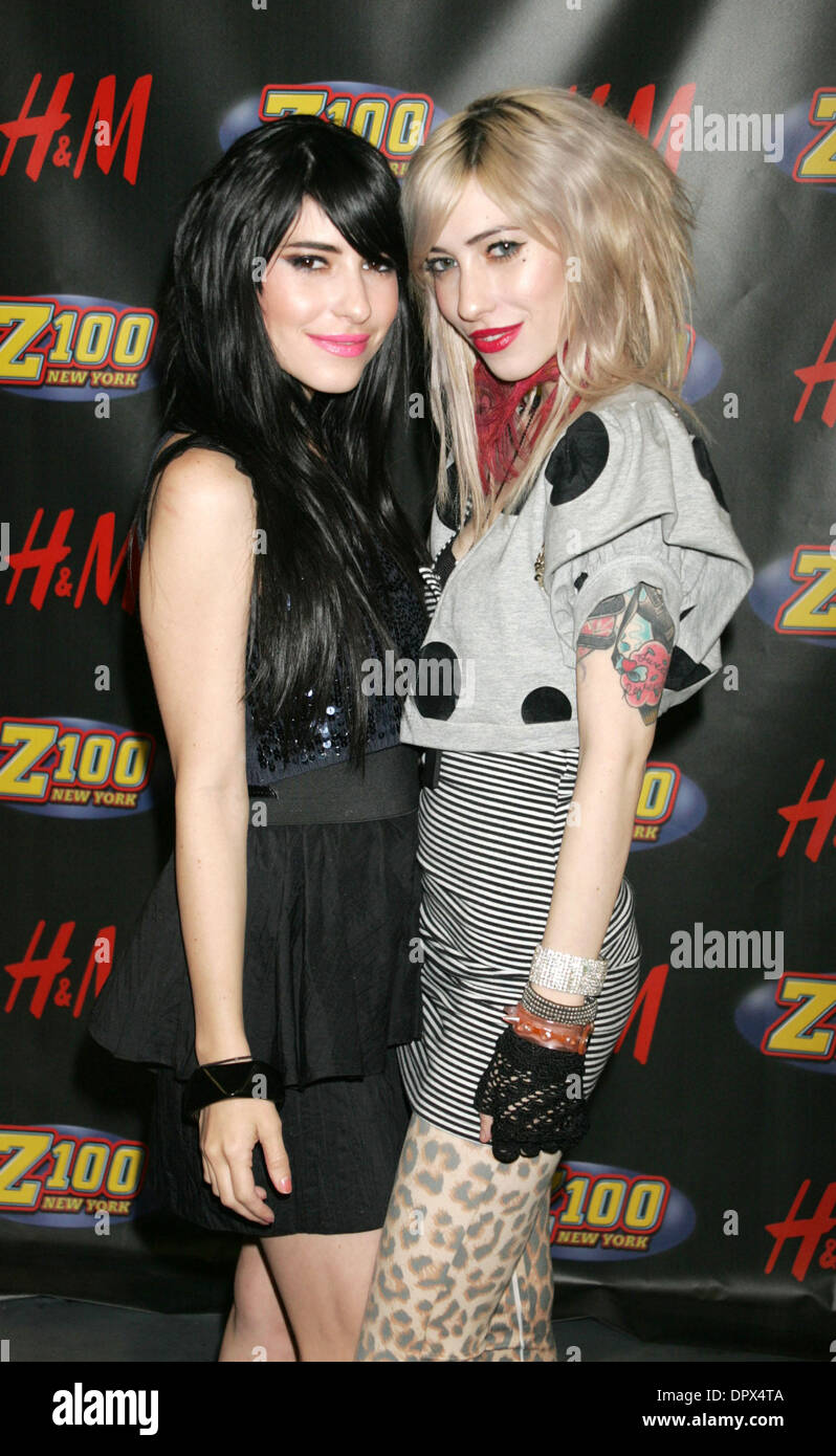 Dec 12, 2008 - New York, NY, USA - (L-R) LISA ORIGLIASSO and JESSICA ...