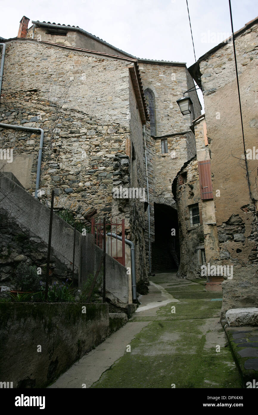 languedoc france roquebrun village house Stock Photo - Alamy