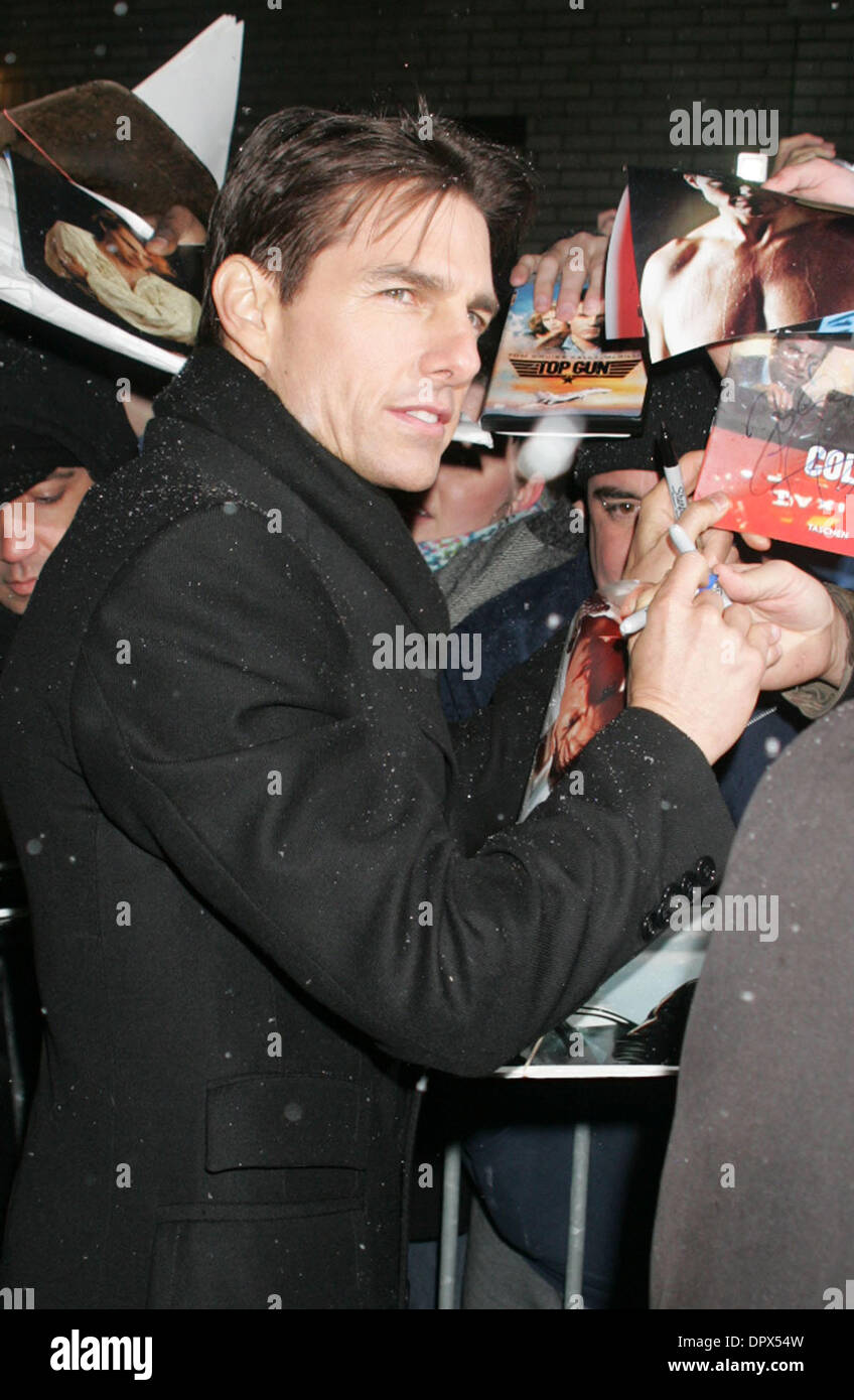 Dec 16, 2008 - New York, NY, USA - Actor TOM CRUISE signs autographs ...