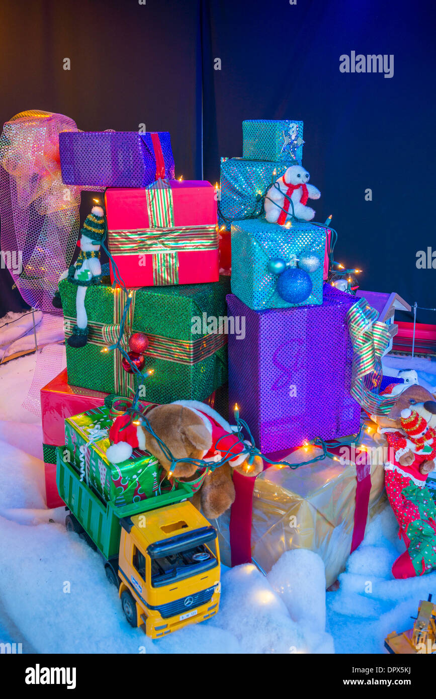 Wrapped christmas presents hi-res stock photography and images - Alamy