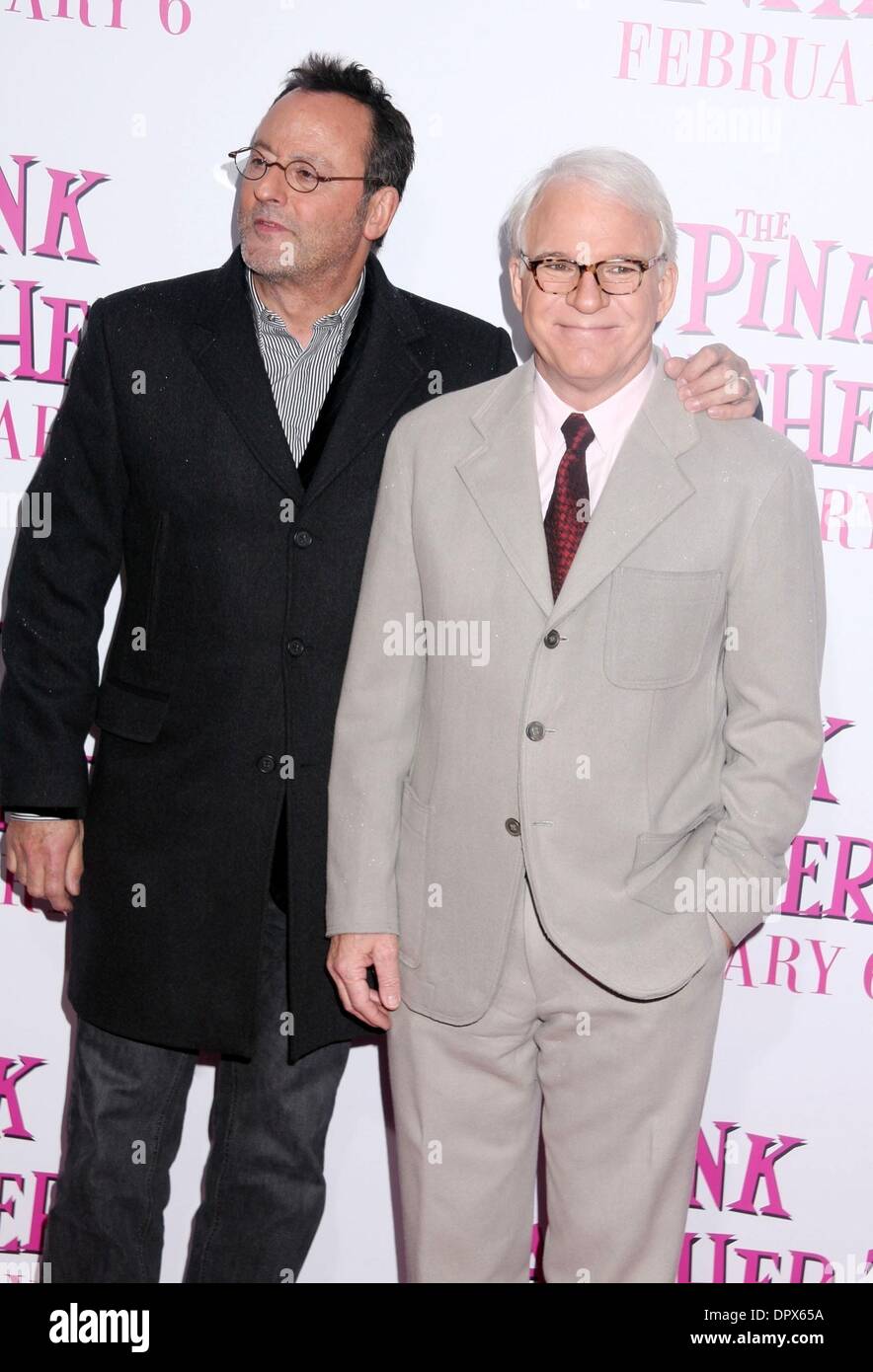 Steve martin jean reno the pink panther hi-res stock photography and ...