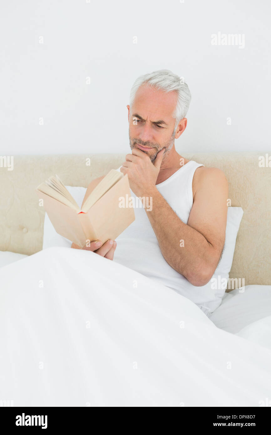 Man relaxed reading hi-res stock photography and images - Alamy