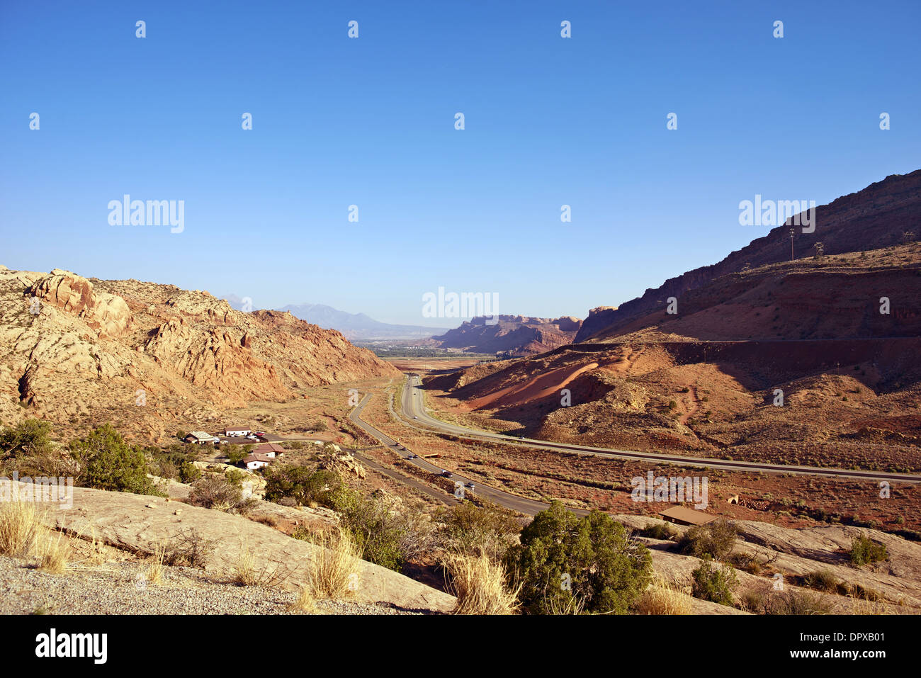 Usa road city hi-res stock photography and images - Alamy