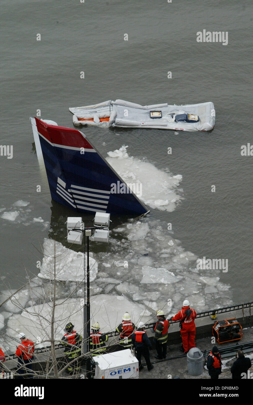 Jan 17, 2009 - Manhattan, New York, USA - Recovery workers battle ...
