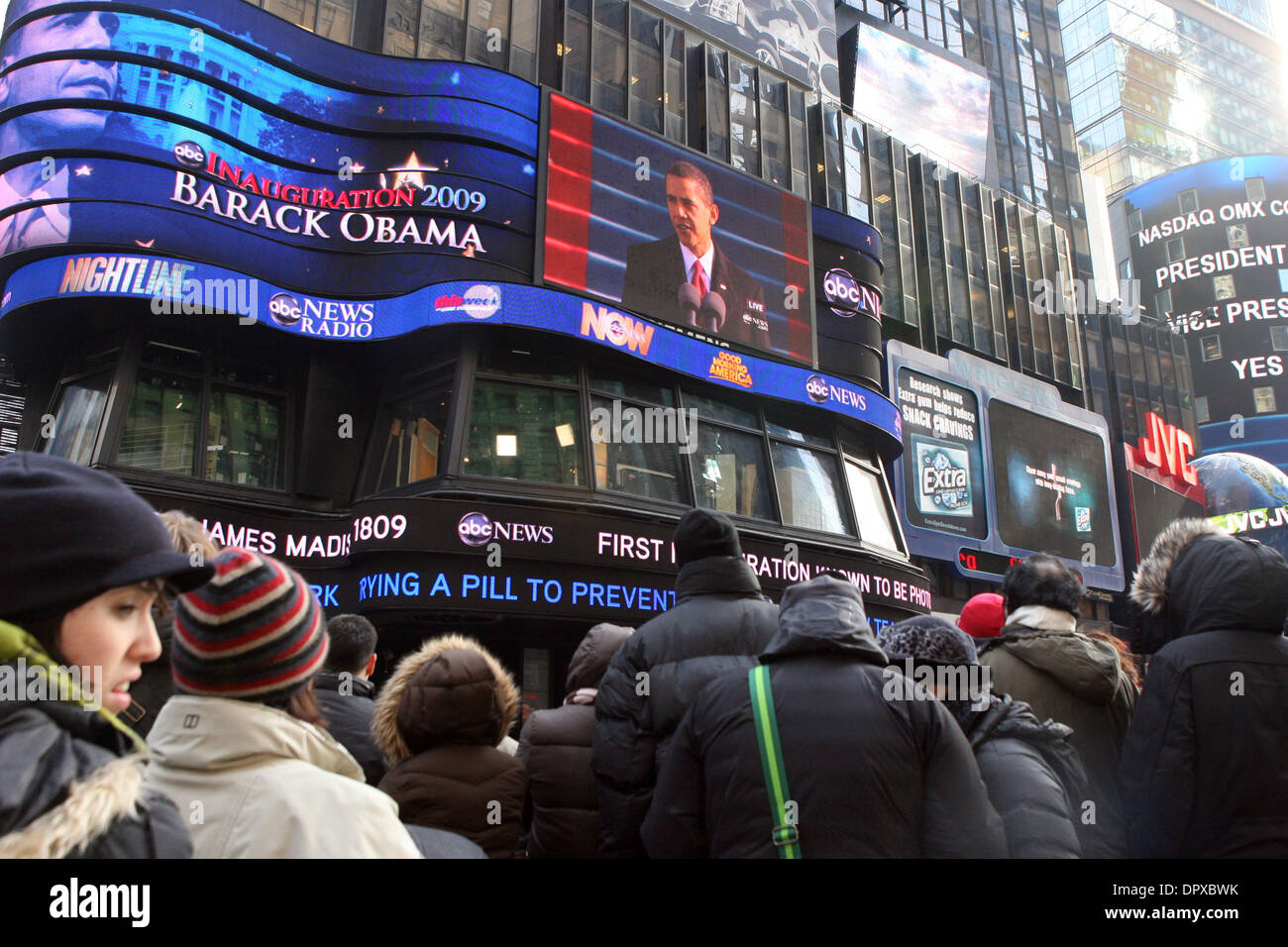 Jan 20, 2009 - New York, New York, USA - New Yorker's watching the ...