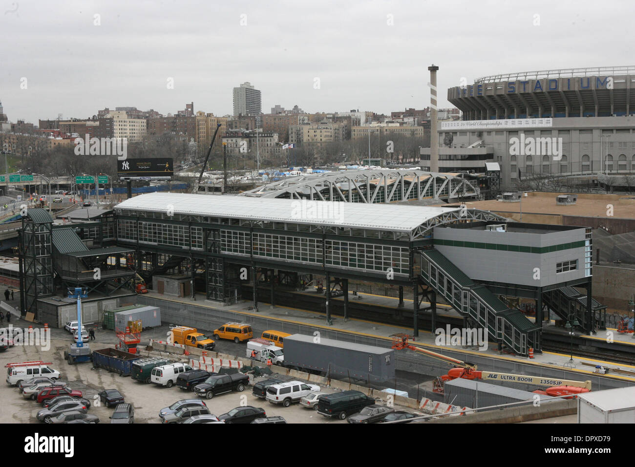 Yankee stadium train station hi-res stock photography and images - Alamy