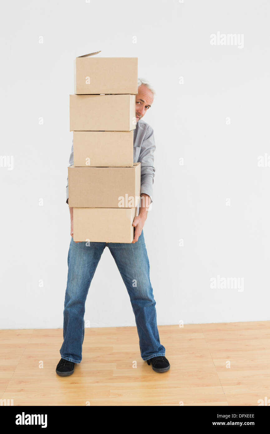 Man carrying boxes moving house hi-res stock photography and images - Alamy
