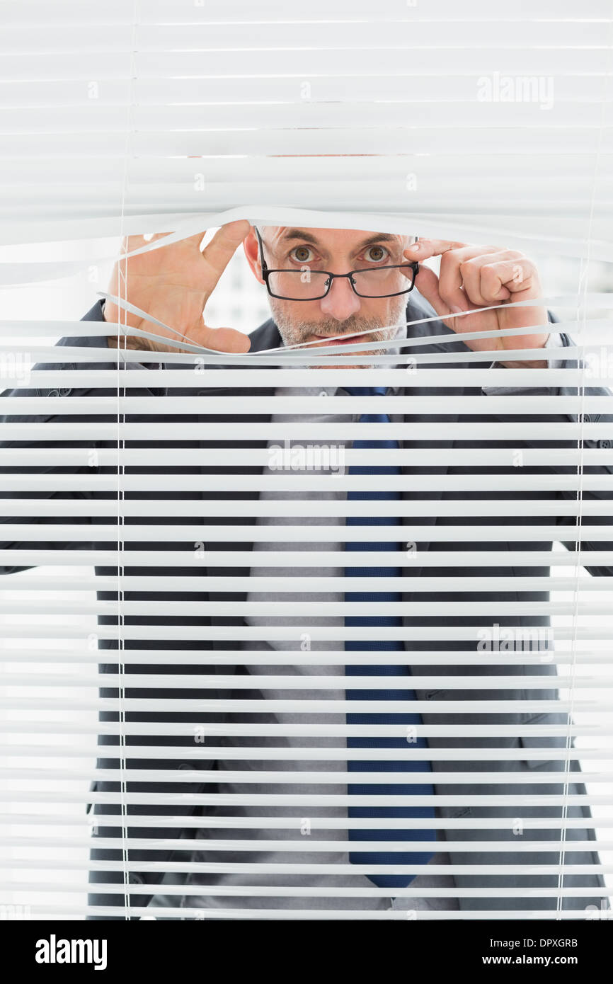 Peeking through blinds hi-res stock photography and images - Alamy