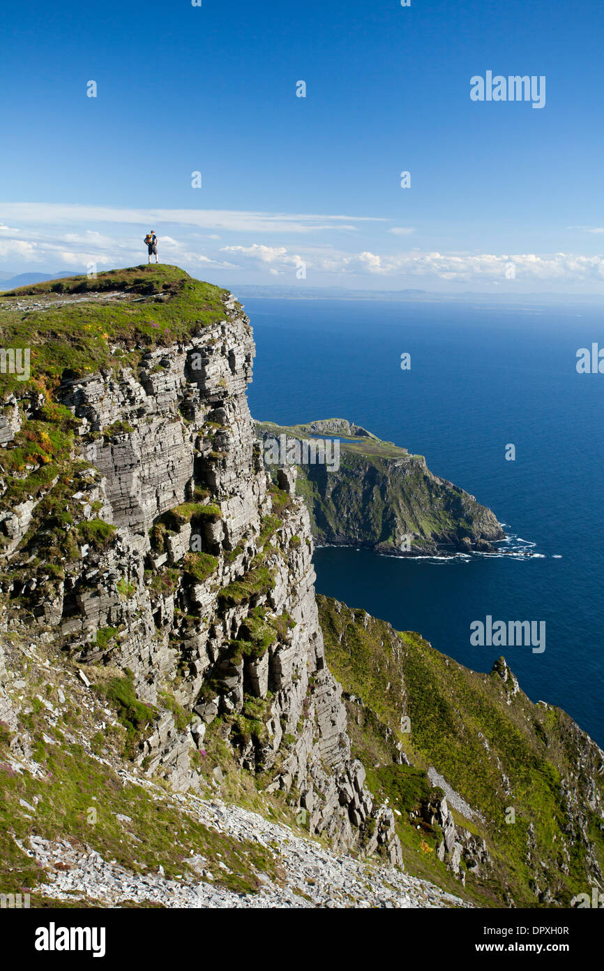 Summit mountain peak ireland cliff hi-res stock photography and images ...