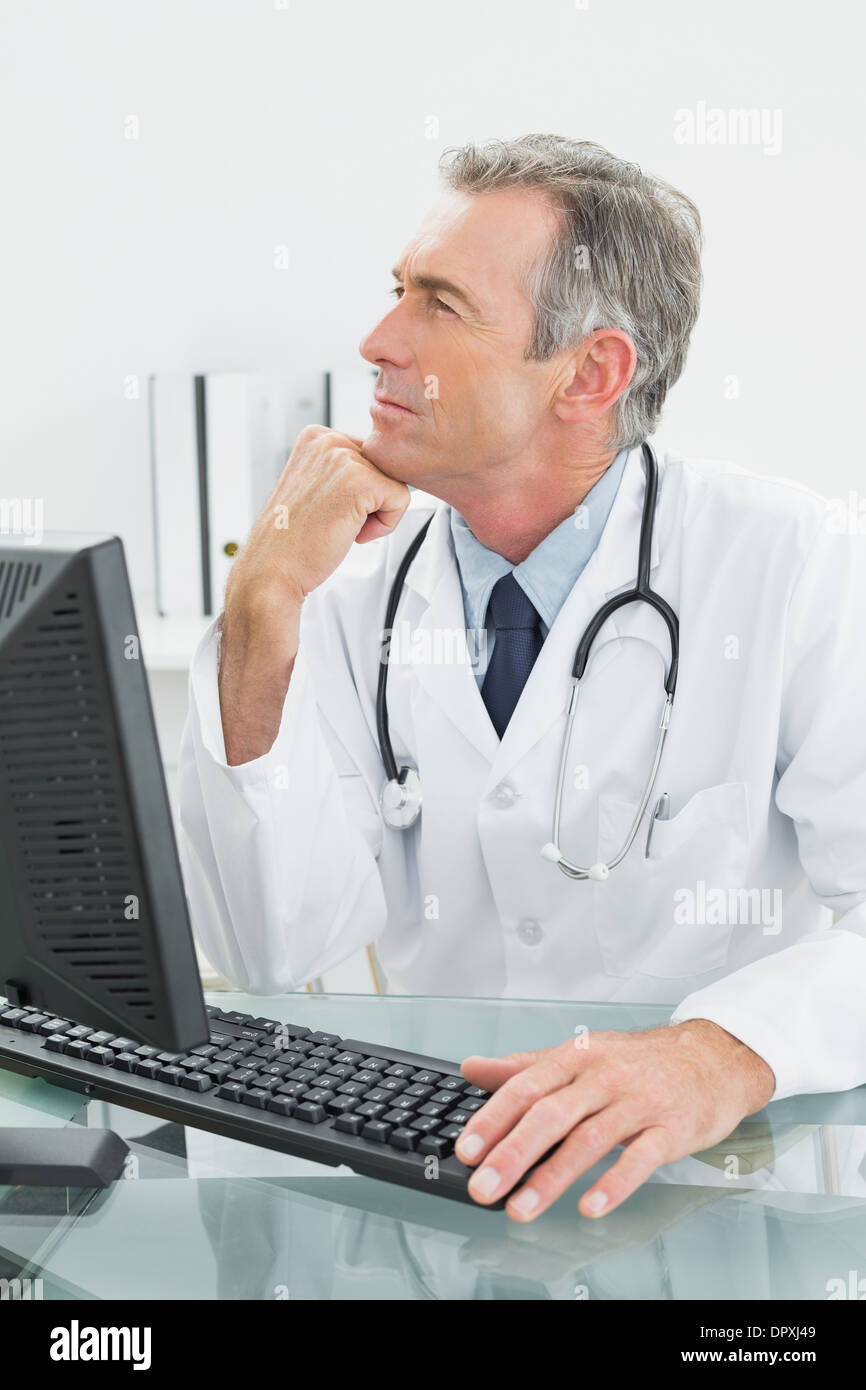 Doctor computer hi-res stock photography and images - Alamy