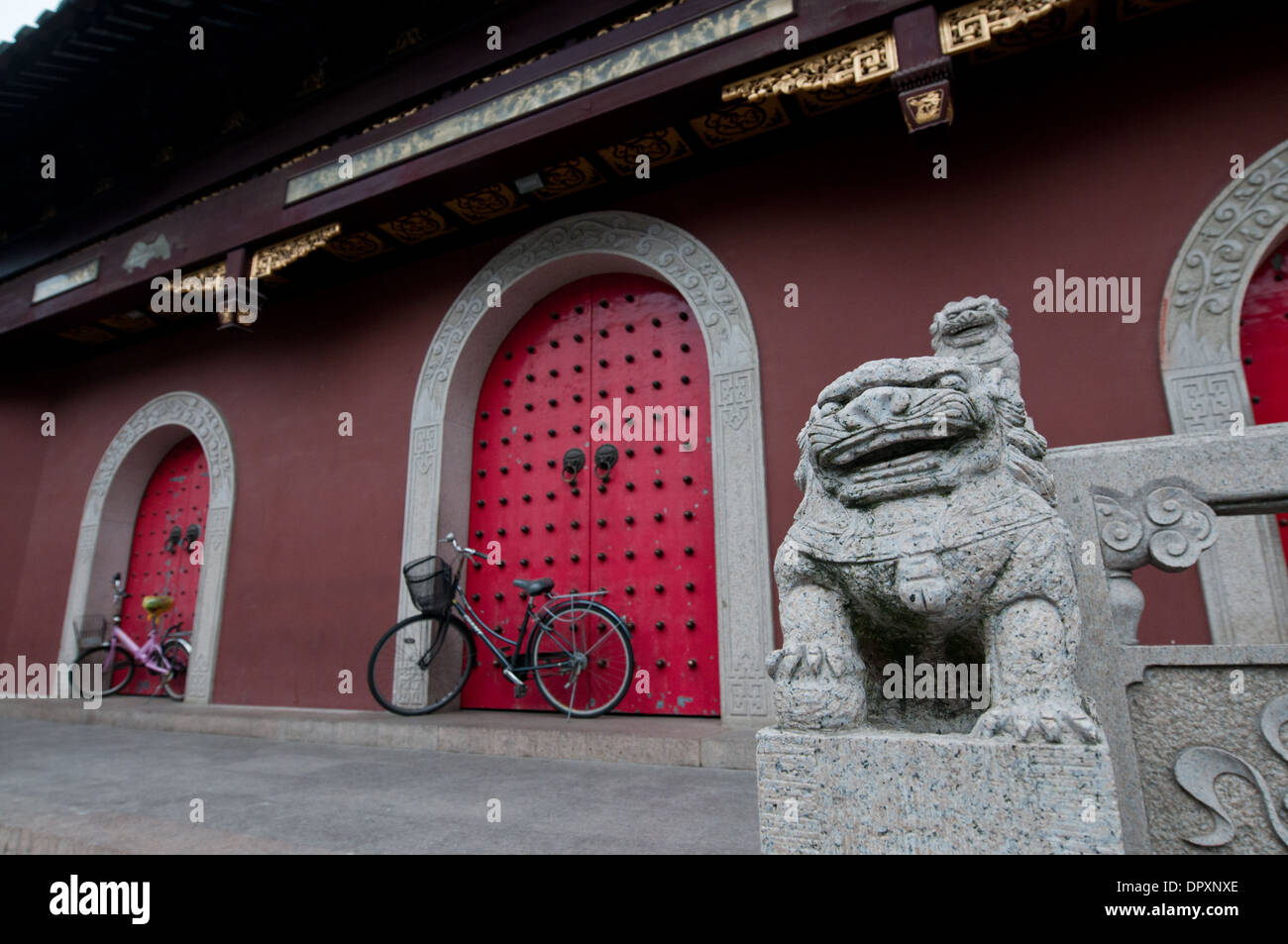 Taoist statues hi-res stock photography and images - Alamy