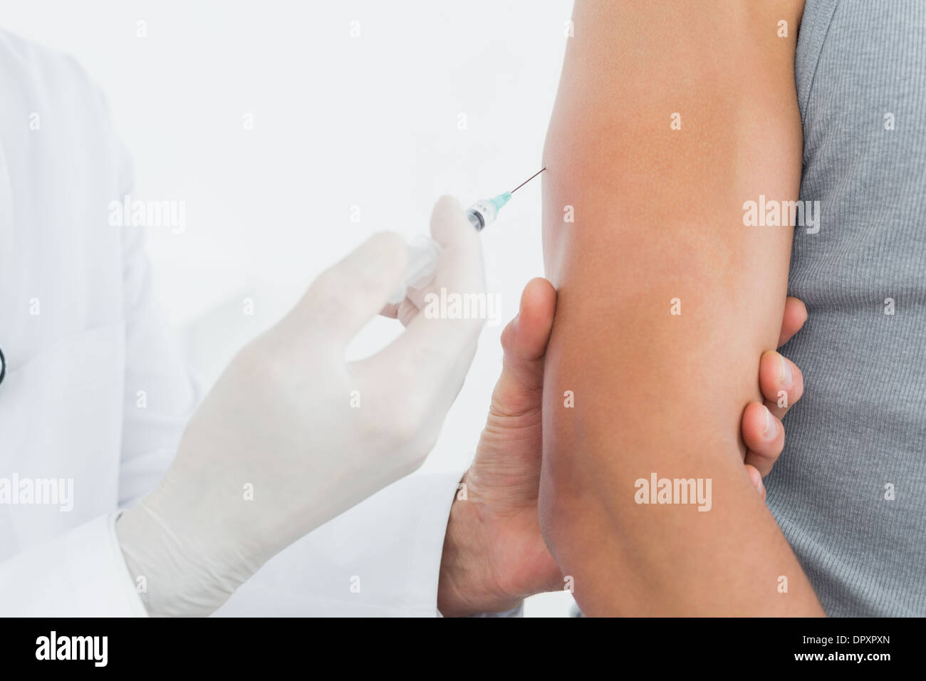 Injecting needle arm hi-res stock photography and images - Alamy