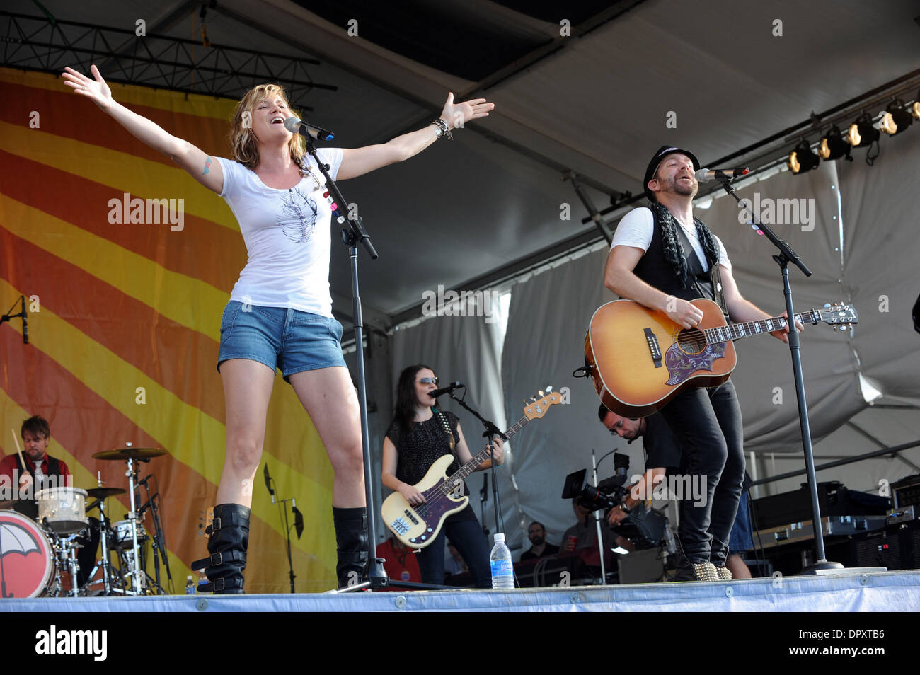 May 01, 2009 - New Orleans, Louisiana, USA - Singer JENNIFER NETTLES ...