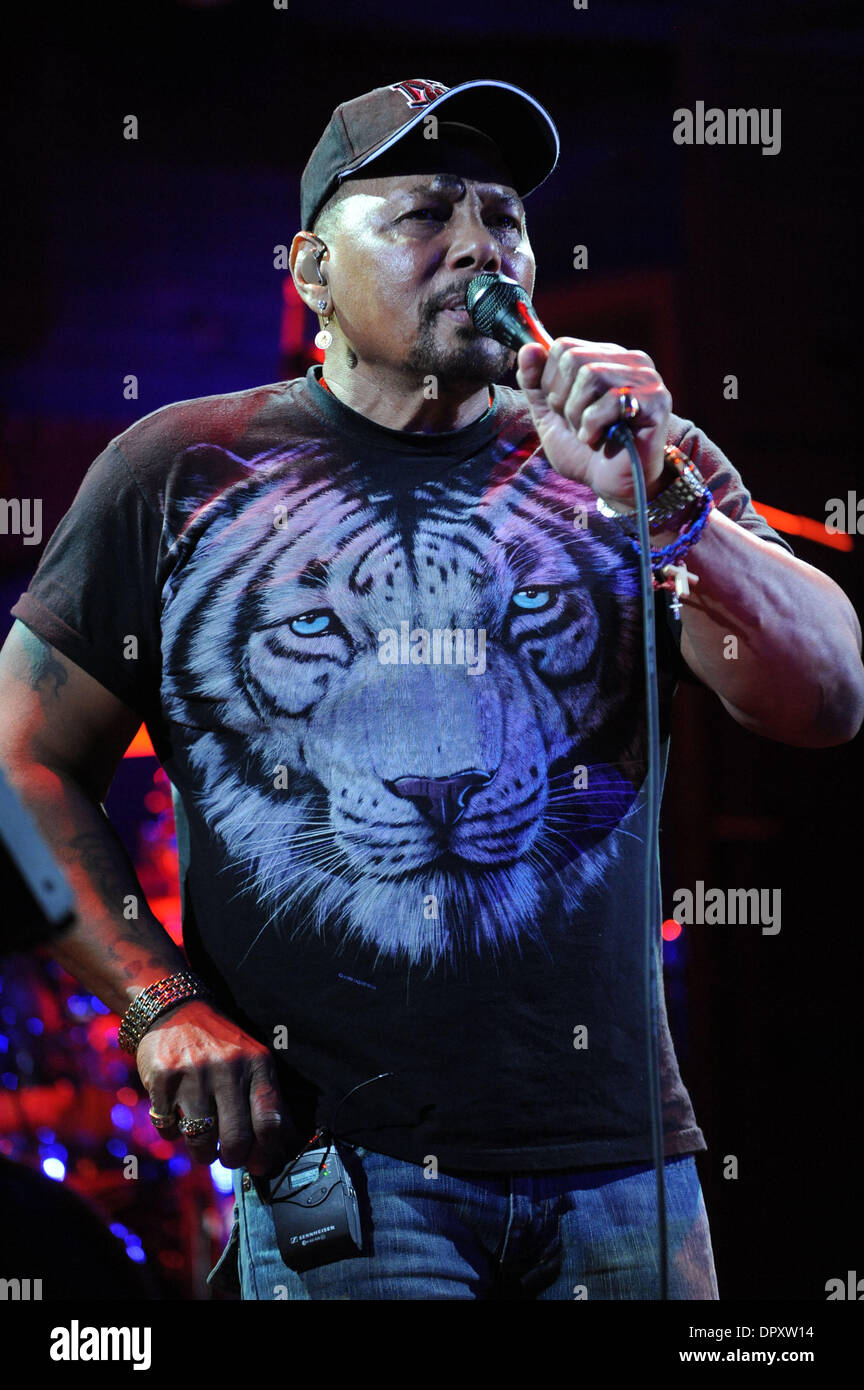 Aaron neville live hi-res stock photography and images - Alamy