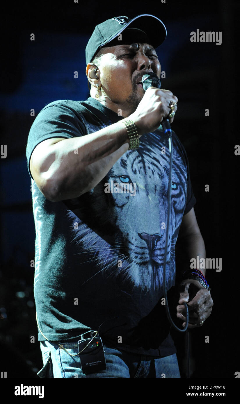 Aaron neville live hi-res stock photography and images - Alamy