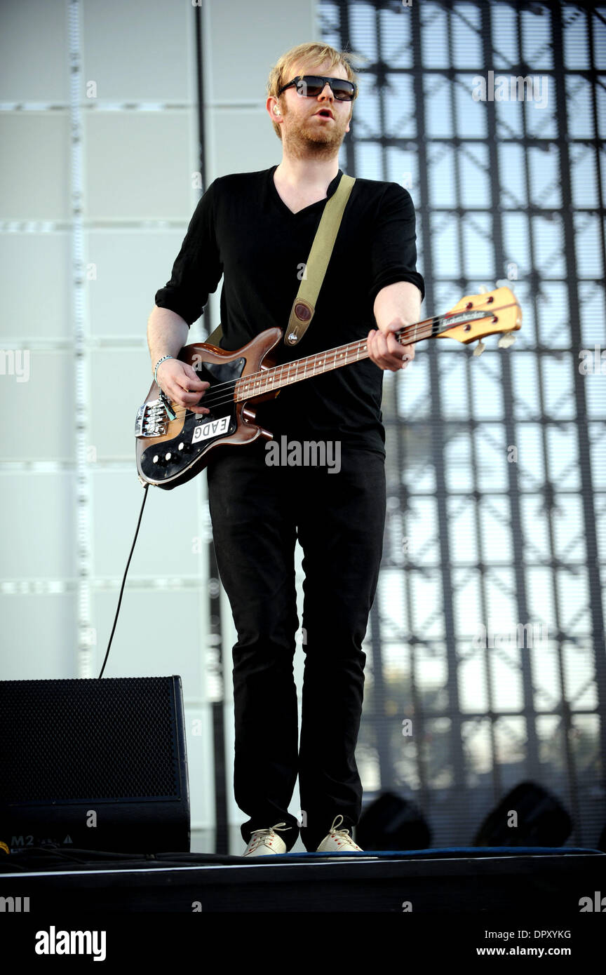 Apr 17, 2009 - Indio, California, USA - Bass Guitarist BOB HARDY of the ...