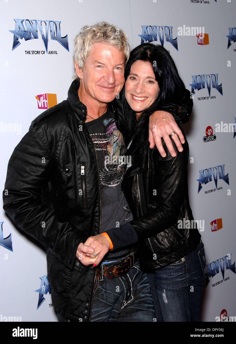 K61509MGE.KEVIN AND LISA CRONIN during the premiere of the new movie ...