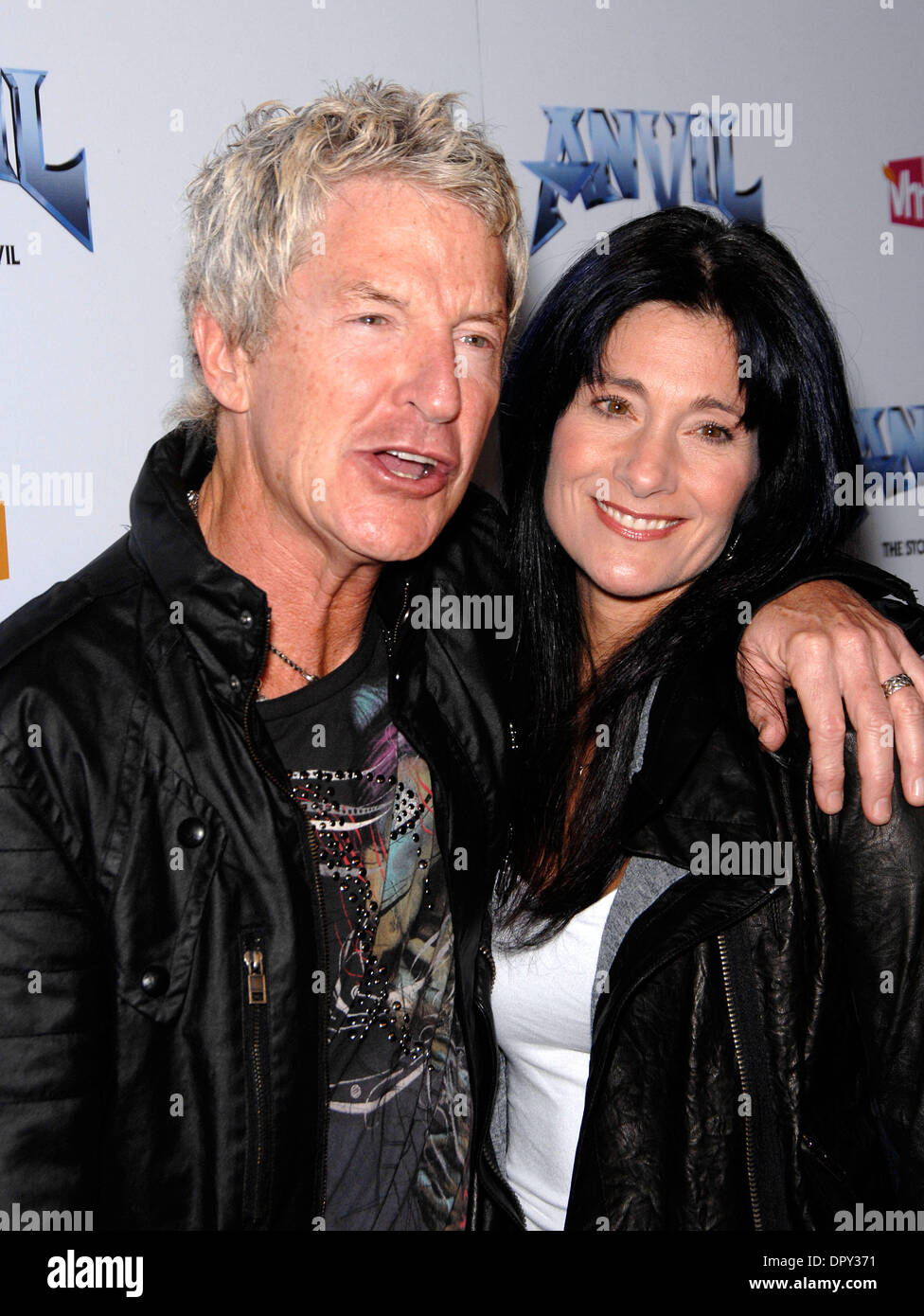 K61509MGE.KEVIN AND LISA CRONIN during the premiere of the new movie ...