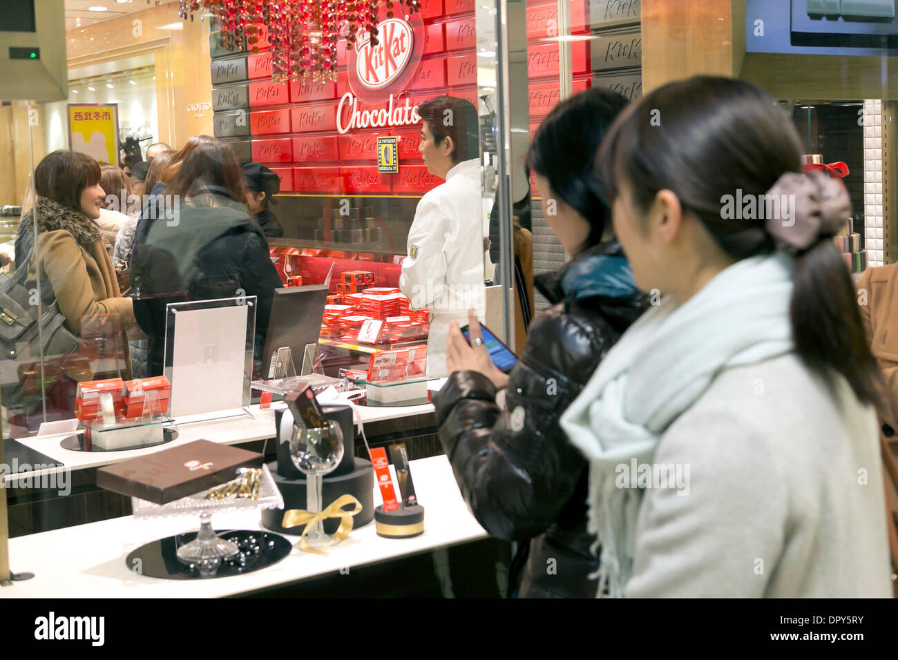Tokyo, Japan. 17th January 2014. Fans of Kit Kat products wait outside ...