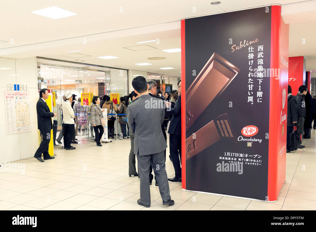 Tokyo, Japan. 17th January 2014. Fans of Kit Kat products wait outside ...