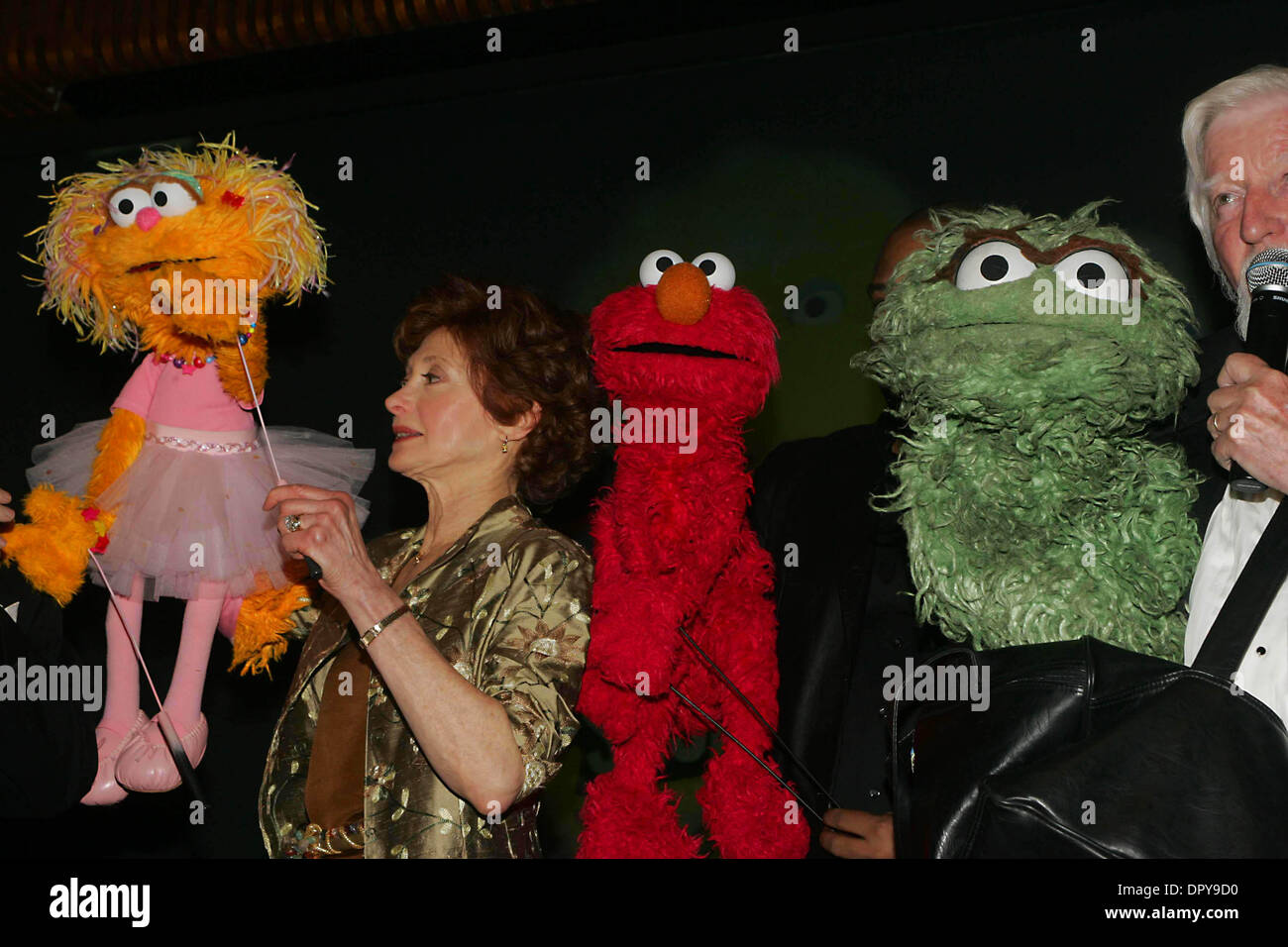 Sesame street cast hi-res stock photography and images - Alamy